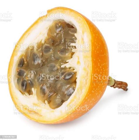 흰색 배경에 고립 된 슬라이스 그라나딜라 또는 노란색 패션 과일 이국적인 과일 전체 필드 깊이 건강한 식생활에 대한 스톡 사진 및 기타 이미지 Istock