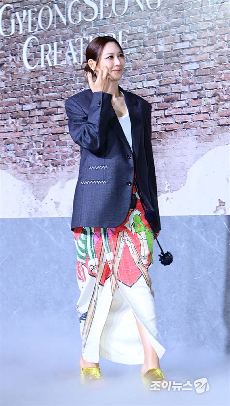 포토 경성크리처 일본인 연기하는 수현 독특한 오리엔탈룩