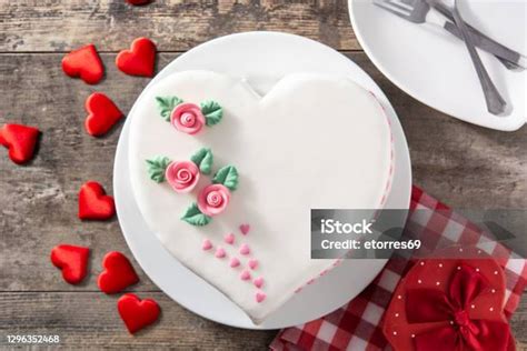성 발렌타인 데이 어머니의 날 또는 생일을위한 하트 케이크 나무 테이블에 장미와 분홍색 설탕 하트로 장식 개념에 대한 스톡 사진