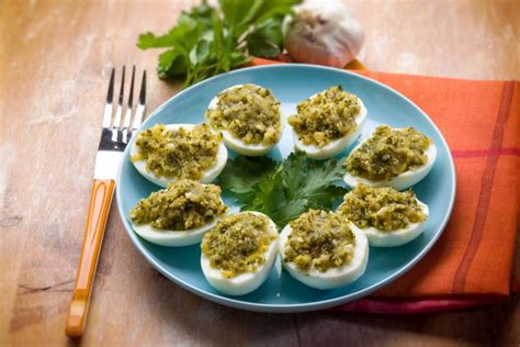 Фаршированные яйца со шпротами простой и вкусный рецепт как приготовить пошагово