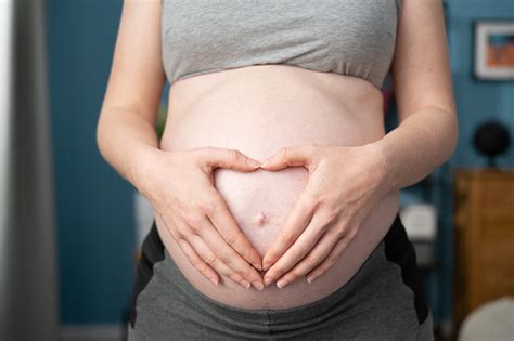 임신 한 여자는 그녀의 아기 범프에 심장 모양에 그녀의 손을 잡고 손가락 심장 기호임신 배 출산 개념 베이비 샤워 어머니 가냘픈에 대한 스톡 사진 및 기타 이미지 Istock