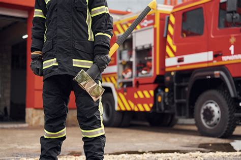 손에 도끼를 들고 유니폼을 입고 여성 소방관이 부서에서 일하고 있습니다 소방관에 대한 스톡 사진 및 기타 이미지 소방관 구조 날카로운 Istock