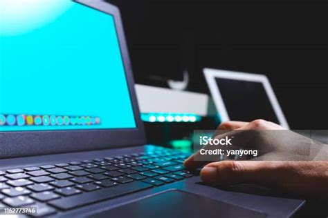 데스크톱 노트북 및 태블릿 컴퓨터로 주식을 거래하는 사업가 컴퓨터 키보드에 대한 스톡 사진 및 기타 이미지 컴퓨터 키보드