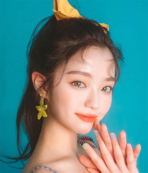 Pin de 小凜 Corinne en Posing en Retratos Rostros Poses