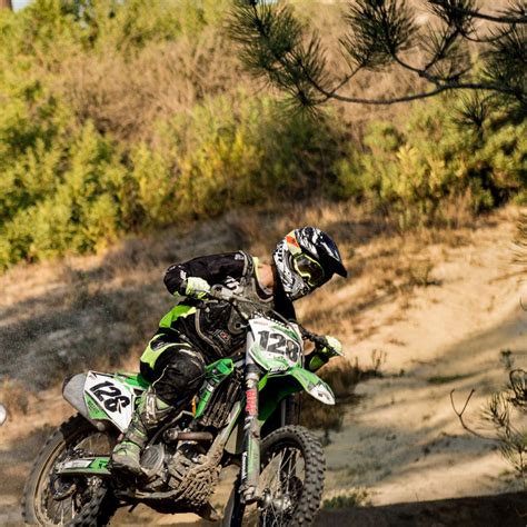 10 Essential Dirt Bike Body Position Tips Every Rider Needs to Know – RiiRoo