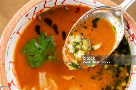 그릇에 가스파초 수프 전통 스페인 식 차가운 수프 순수 가스파초 또는 나무 테이블에 가스파초 가스파초에 대한 스톡 사진 및 기타