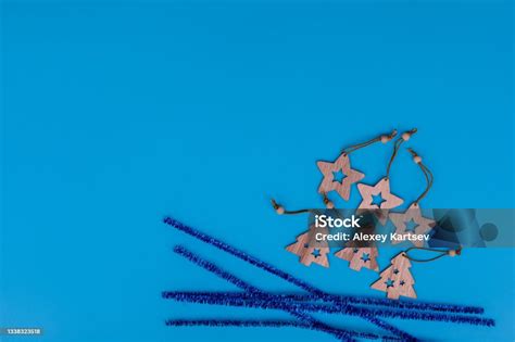 푸른 배경에 새해와 크리스마스 나무 장난감 레이저 컷 나무 크리스마스 트리와 별 인형 텍스트에 대한 여유 공간이있는 엽서 구성