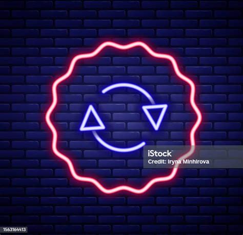 빛나는 네온 라인 재활용 기호 아이콘은 벽돌 벽 배경에 분리되어 있습니다 원형 화살표 아이콘입니다 환경 재활용 가능 녹색으로 이동합니다 다채로운 개요 개념입니다 벡터 0명에