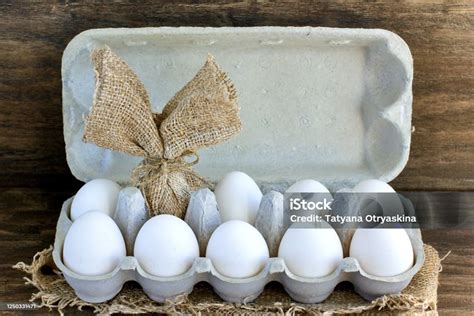 꽃으로 장식 된 닭고기 계란과 갈색 소박한 나무 배경에 계란 상자에 토끼 토끼처럼 삼베 하나 창조적 인 개념 카드 부활절과 음식의 그림 4월에 대한 스톡 사진 및 기타