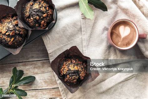 나무 보드와 커피 컵에 냅킨에 초콜릿 머핀 평면도 소박한 정물화 2025년 올해의 컬러 모카 무스 2025년에 대한 스톡 사진 및 기타 이미지 Istock