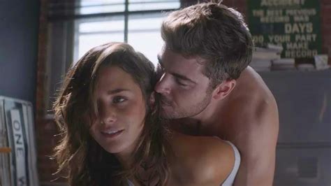 Un Homme Caresse Une Fille Avec Ses Doigts Photos De Filles Porno