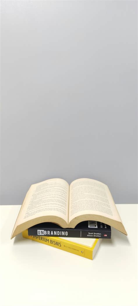 두 권의 책이 테이블 위에 겹겹이 놓여 있다 사진 Unsplash의 무료 페이지 이미지