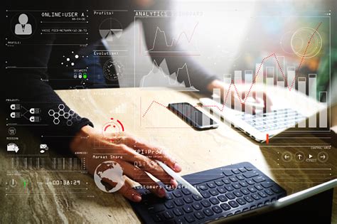 디지털 태블릿을 작동 하는 웹사이트 디자이너 스마트 전화와 컴퓨터 키보드와 노트북 도킹 및 그래픽 디자인 컨셉으로 Mable 책상에 다이어그램 공연에 대한 스톡 사진 및