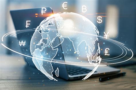 책상 위에 통화 기호와 노트북이 있는 디지털 지구 금융 기술 배경 이중 노출 개념 글로벌 비즈니스에 대한 스톡 사진 및 기타 이미지 글로벌 비즈니스 글로벌 커뮤니케이션