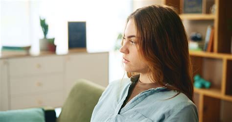 집 생각과 소파에 앉은 여자 우울증 외로움 정신 건강을 가진 슬픔과 결단 아파트 소파에 앉은 사람과 소녀 계획 선택에 대한 스트레스와 의심 불안으로 혼란스러워 20 24세에