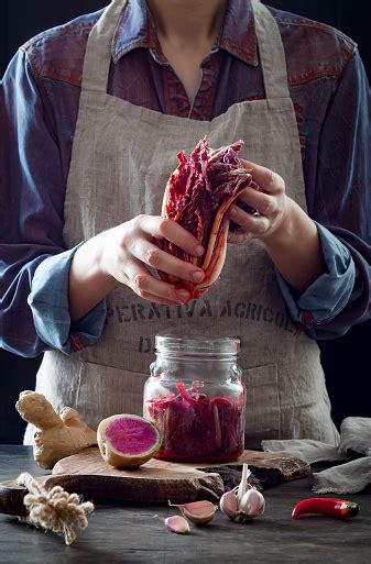 유리 항아리에 배 추 김치입니다 보라색 양배추와 수 박 무 김치를 준비 하는 여자 창 자 건강 발효 및 채식 Probiotic 식품 건강한 생활방식에 대한 스톡 사진 및