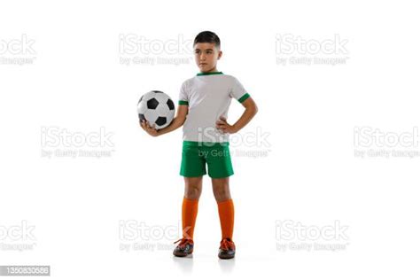 흰색 배경 위에 고립 된 공으로 포즈를 취한 소년 어린이 축구 선수의 전체 길이 초상화 골키퍼 6 7 살에 대한 스톡 사진 및 기타 이미지 Istock