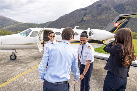 개인 제트기로 여행하는 성공적인 커플 그들은 조종사를 만난다 20 29세에 대한 스톡 사진 및 기타 이미지 20 29세 개인 비행기 걷기 Istock