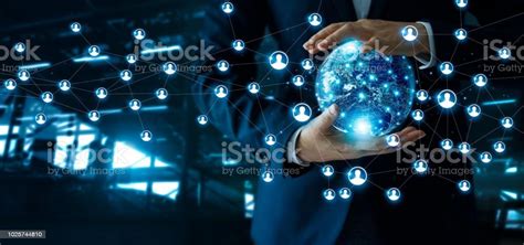 글로벌 고객 네트워크 연결 손에 들고 하는 사업가 기술 및 구조 네트워킹 및 진한 파란색 배경에 데이터 교환 통신 Nasa에서