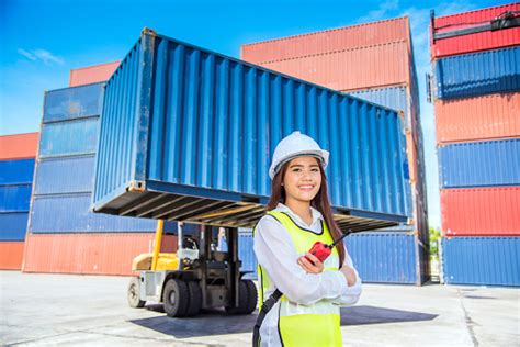 지게차 트럭 리프팅화물 컨테이너 상자를 장착한 엔지니어 공급망에 대한 스톡 사진 및 기타 이미지 공급망 모던 양식 화물 운송 Istock