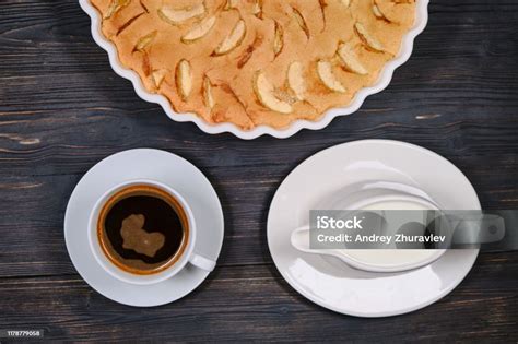 큰 사과 파이와 컵 커피와 크리머 베이킹 접시에 과일 케이크 나무 어두운 배경에 잘 익은 사과의 수제 파이 거품 내기에 대한 스톡 사진 및 기타 이미지 Istock