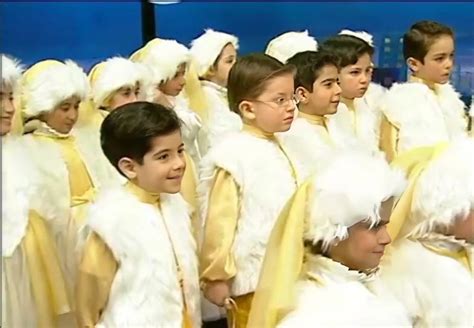 چهره مردانه یکی از اعضا گروه سرودهای زندگی دهه ۶۰ با موی بور،چشم رنگی