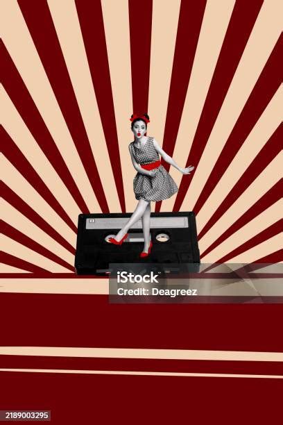 3d 콜라주 디자인 복합 트렌드 아트 워크 스케치 휴식 파티 클루버 주말 행사 거대한 카세트 테이프 레코드 젊은 여자 댄스 20 24세에 대한 스톡 사진 및 기타 이미지