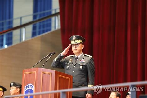 경례 받는 육군훈련소장 연합뉴스