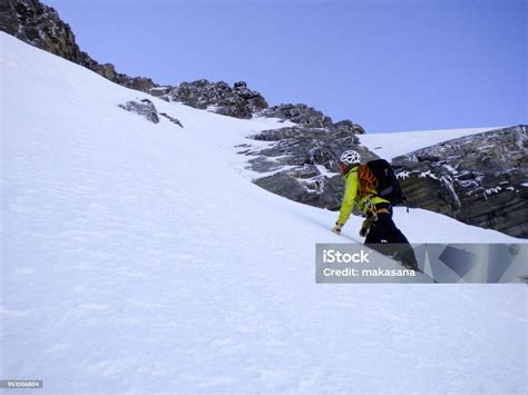 남성 마운틴 가이드 스위스 알프스에서 높은 정상에 그의 방법에 가파른 눈 Couloir를 등반 가파른에 대한 스톡 사진 및 기타