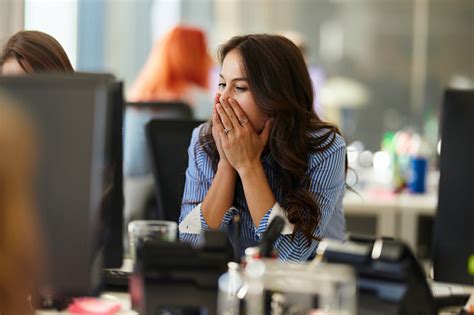 사무실에서 데스크톱 Pc로 작업하는 동안 하품을 하는 지친 여성 프로그래머 It 지원에 대한 스톡 사진 및 기타 이미지 It