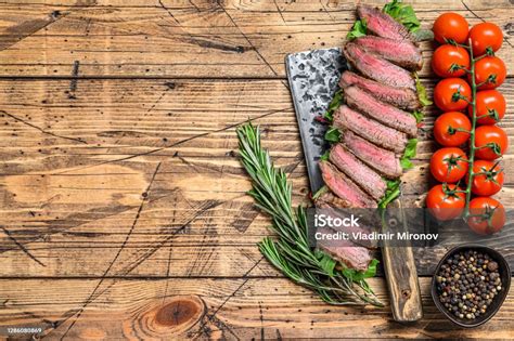 아루굴라와 치즈를 곁들인 스테이크 샌드위치구이구이 나무 배경 맨 위 보기입니다 복사 공간 고기에 대한 스톡 사진 및 기타 이미지 Istock