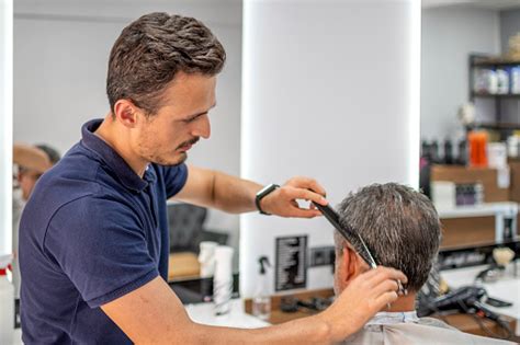 작업 과정에서 전문 이발사 아름다움 자기 관리 스타일 패션 건강 관리 및 남성 화장품 개념 2명에 대한 스톡 사진 및 기타 이미지 Istock