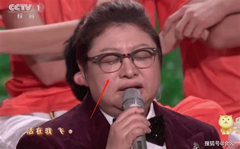 50岁韩红春晚唱歌太感人！台上边唱边流泪，眼睛下一颗痣引发误会表演才会镜头