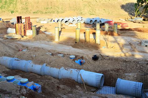 누워 또는 지하 폭풍 하수 파이프의 교체 도시에서 물 메인 위생 하수 빗물 배수 시스템의 설치 하수에 대한 스톡 사진 및 기타 이미지 Istock