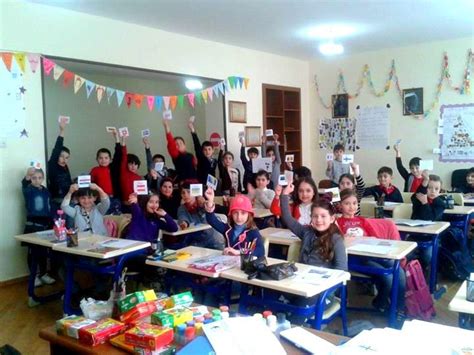 ბავშვებმა სხვადასხვა ქვეყნის დროშები გააფერადეს