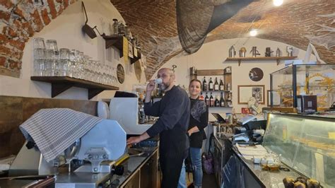 A Ivrea Laperitivo Si Fa A Lume Di Candela Bar Idee Creative Contro Il Caro Energia La