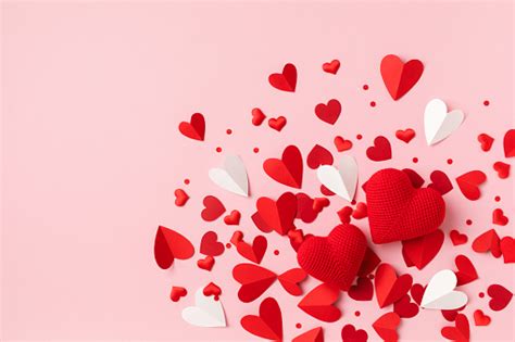 세인트 발렌타인 데이 휴일 배경 와 뜨개질 와 종이 빨간 하트 사랑 로맨틱한 메시지 수제 장식의 구성 0명에 대한 스톡 사진 및 기타 이미지 Istock