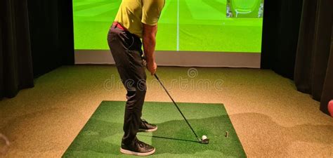 Golfista Masculino Juega Al Golf En Interiores En Simulador De Golf