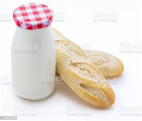 우유 한 병과 빵 한 덩어리 복사 공간 맨 위 보기입니다 흰색 배경에 격리 0명에 대한 스톡 사진 및 기타 이미지 Istock