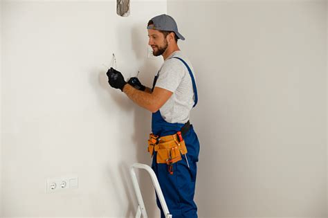 주거용 전기 시스템에서 작업하는 동안 스크루 드라이버를 들고 바쁜 핸디맨 전기 기술자 25 29세에 대한 스톡 사진 및 기타