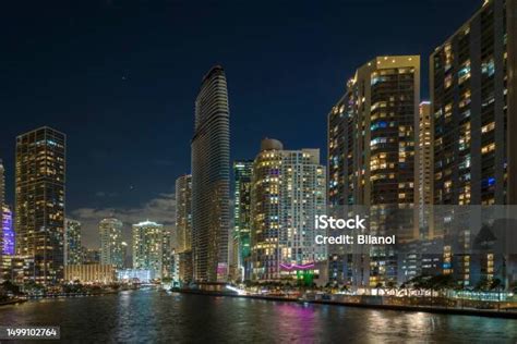 미국 플로리다주 마이애미 브리켈 시내 지역의 도시 풍경 현대 미국 메가폴리스의 밝게 조명된 고층 빌딩이 있는 스카이라인 마이애미에 대한 스톡 사진 및 기타 이미지 Istock