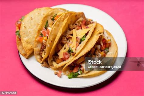 분홍색 배경에 고기와 신선한 소스를 곁들인 멕시코 하드 쉘 타코 0명에 대한 스톡 사진 및 기타 이미지 0명 가루로 빻은