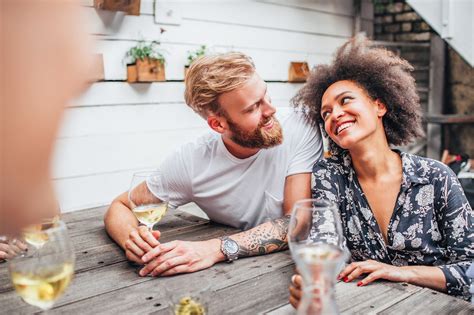How To Date An Introvert When You Re An Extrovert Glamour