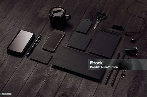 어두운 세련 된 나무 배경 경사에 빈 검은 기업 편지지 브랜딩 브랜딩 그래픽 디자이너 프레 젠 테이 션 및 사업 포트폴리오에 대