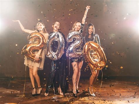 Meninas Lindas Felizes Em Elegantes Vestidos De Festa Sexy Segurando