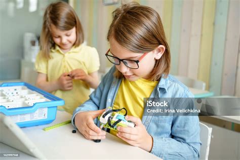 프로그래밍 작업 초등학교에서 로봇 공학 학습 어린이 학생들은 로봇의 조립 발사 코딩 생성자는 태블릿의 지침에 따라 구성됩니다 Stem 교육 과학 공학 수업 2명에 대한 스톡