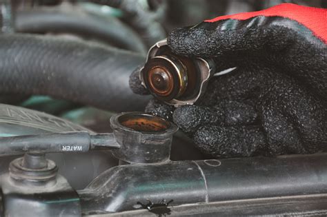 손 은 물 자동차 라디에이터의 체크 레벨을 위해 엔진의 라디에이터 캡을 여는 사람 병 뚜껑에 대한 스톡 사진 및 기타 이미지 병 뚜껑 저수지 오래된 Istock