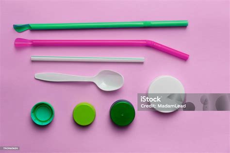 분홍색 배경에 다채로운 플라스틱 녹색 파란 뚜껑 모자 밀 짚 숟가락 쓰레기 또는 쓰레기 환경 문제 개념에 대한 스톡 사진 및 기타 이미지 Istock