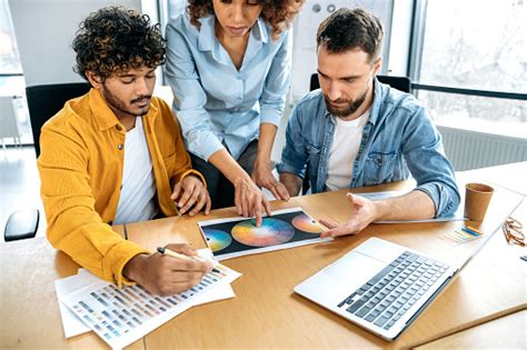 디자인 프로젝트 작업 팬톤 선택 팀웍 개념입니다 긍정적 인 다인종 창조적 인 성공적인 디자이너 새로운 디자인 프로젝트 작업 아이디어 토론 계획 및 프로젝트 준비 20 24