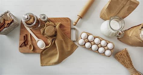 계란 우유 밀가루 포장이 테이블 위의 롤링 핀 근처에 클로즈업되어 있습니다 나무 보드에 쿠키 꿀 계피 스틱 사진 Unsplash의 우크라이나 이미지
